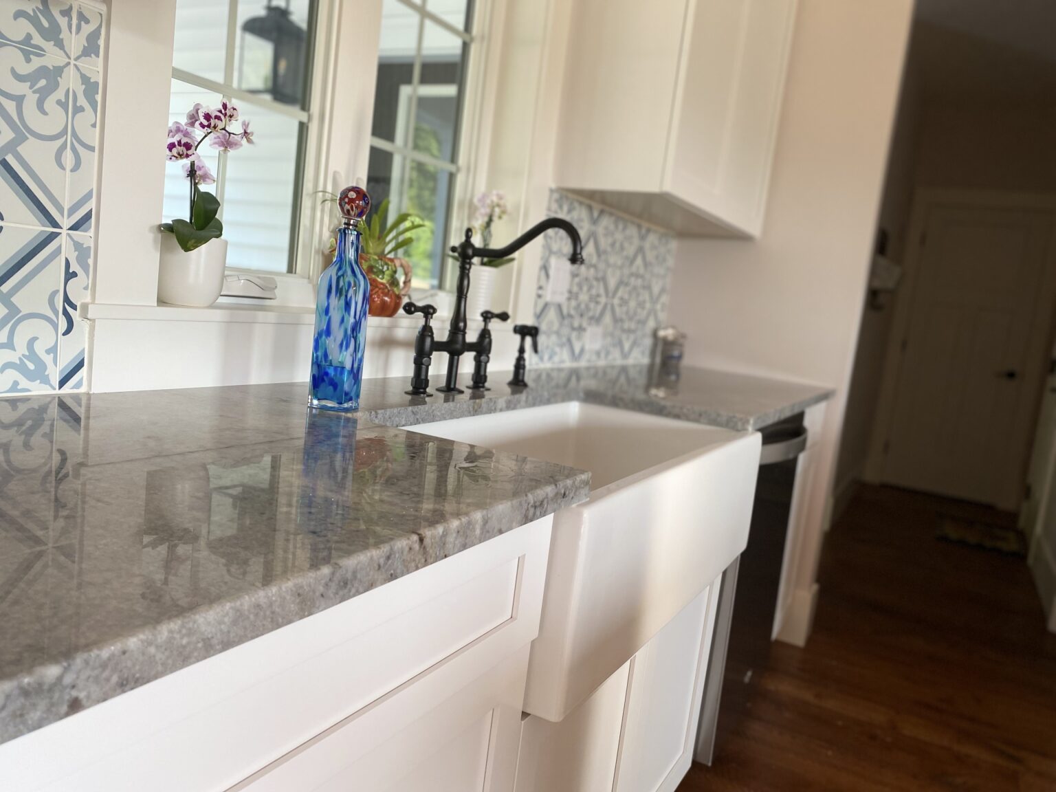 6 Details You'll Love In This Modern Blue and White Farmhouse Kitchen