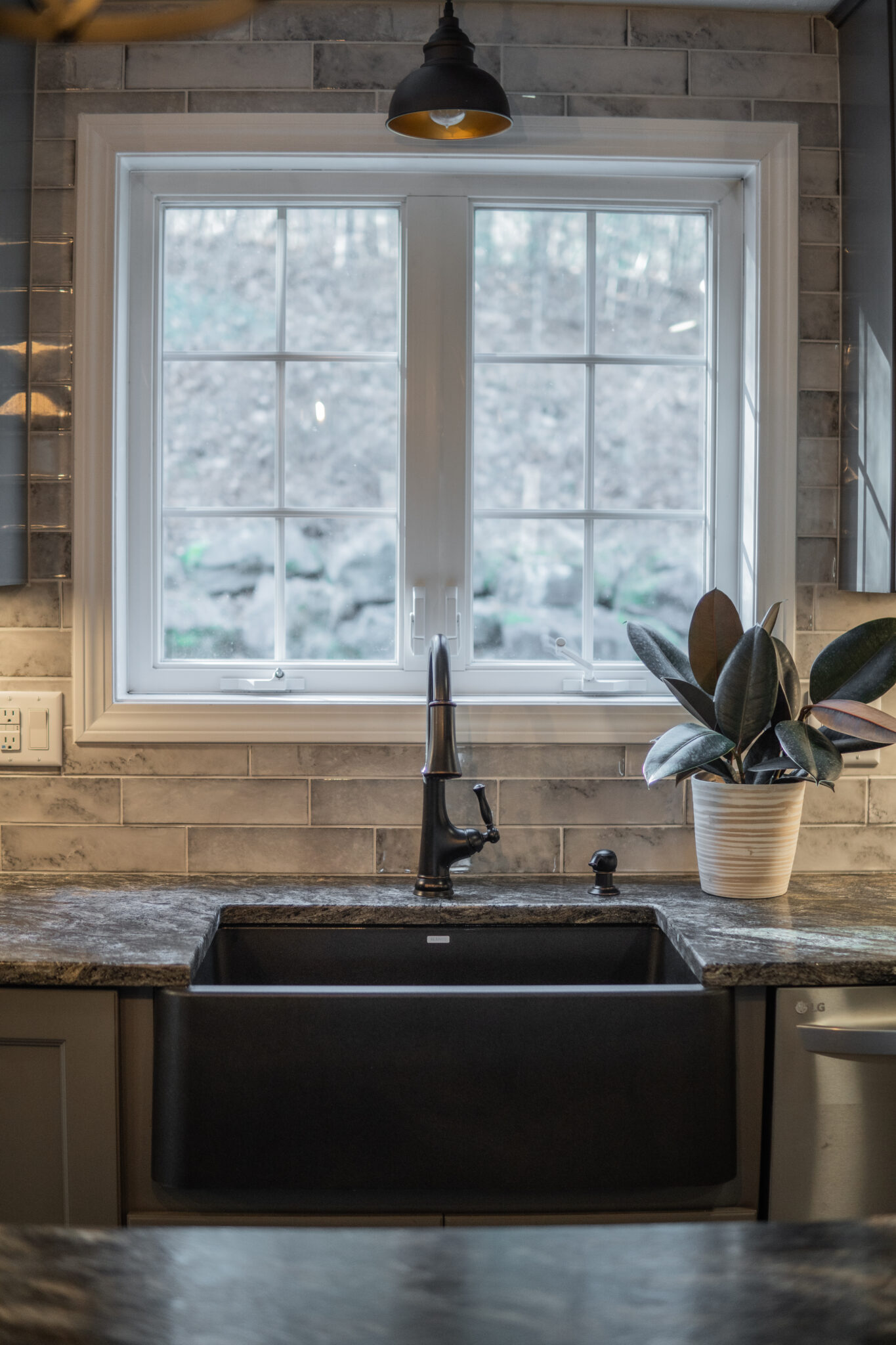 Merrimack, NH - Natural Stone Kitchen